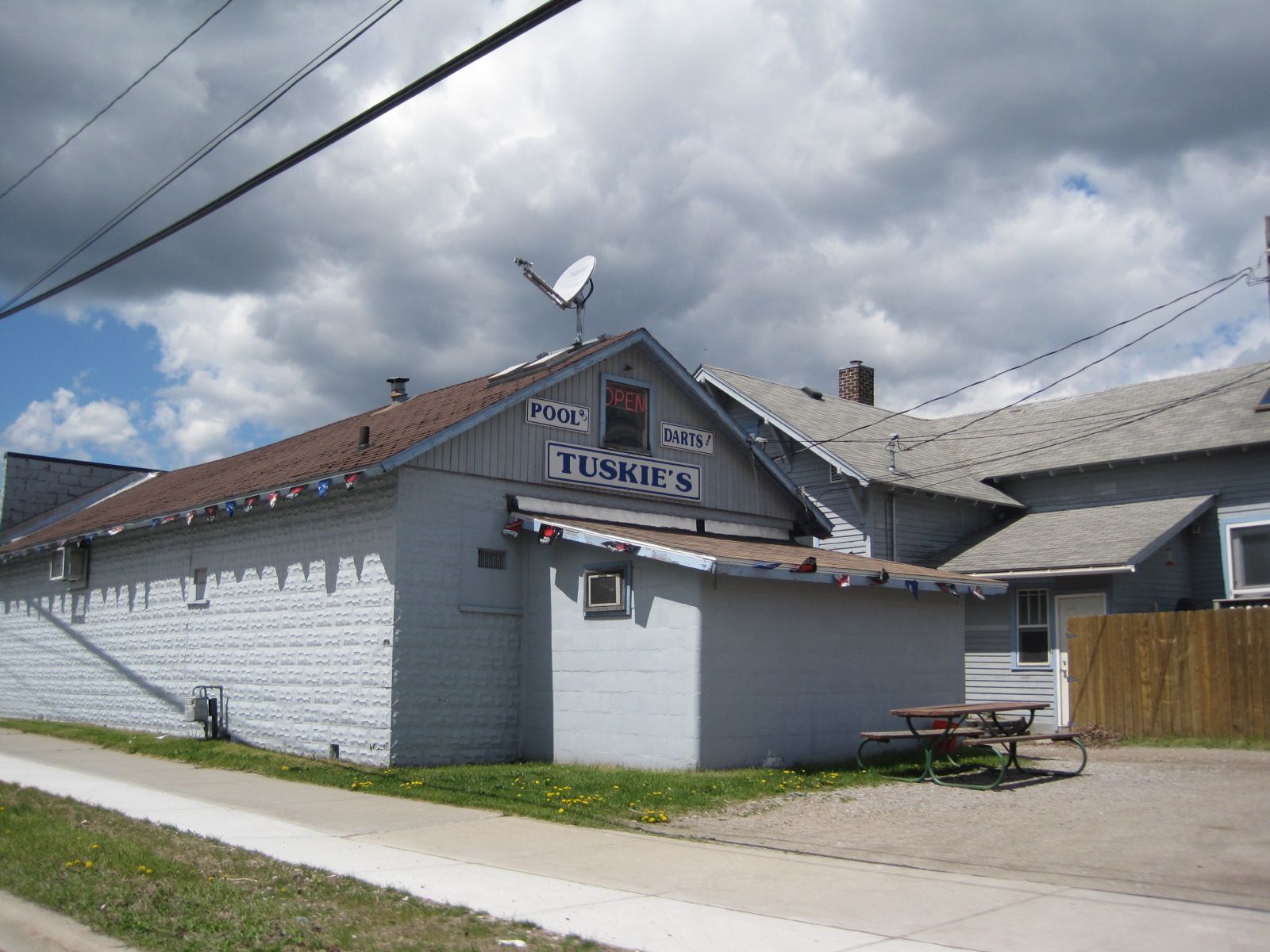 Locations Hub - Tuskies Bar and Grill